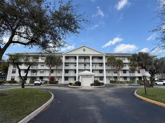Luxury apartment complex for rent in Davie, United States