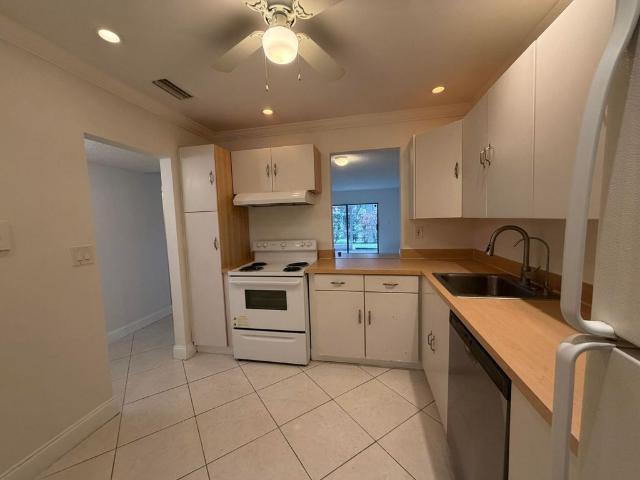 Luxury apartment complex for rent in Davie, United States
