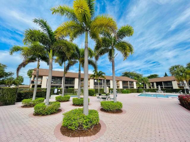 Luxury apartment complex for rent in Deerfield Beach, Florida
