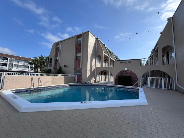 Luxury apartment complex for rent in Deerfield Beach, Florida