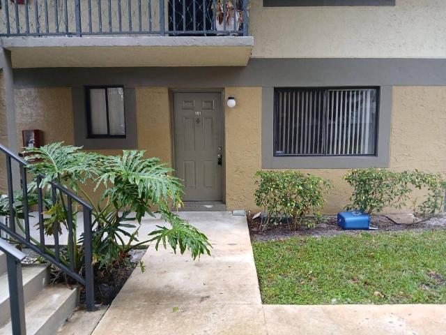 Luxury apartment complex for rent in Deerfield Beach, Florida
