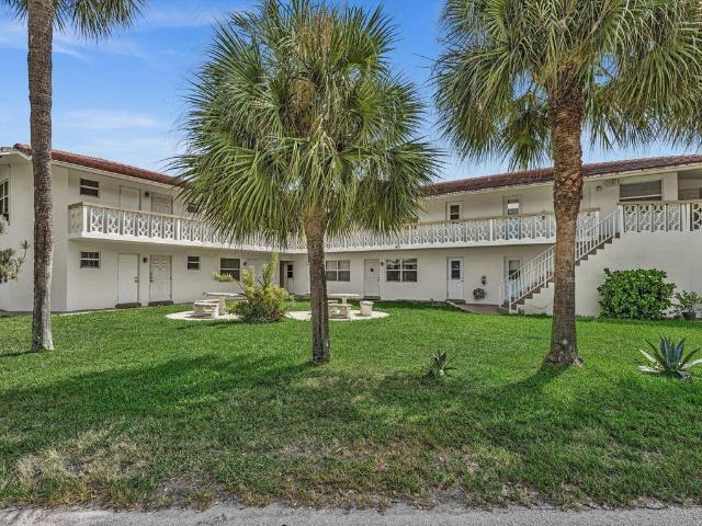 Luxury apartment complex for rent in Deerfield Beach, Florida