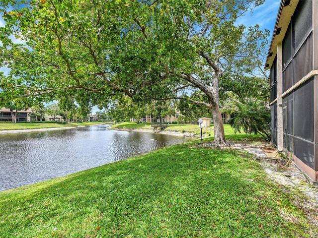 Luxury apartment complex for rent in Deerfield Beach, Florida