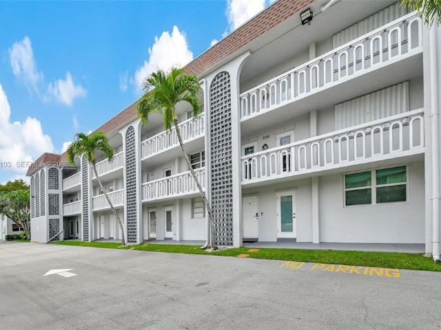 Luxury apartment complex for rent in Deerfield Beach, Florida