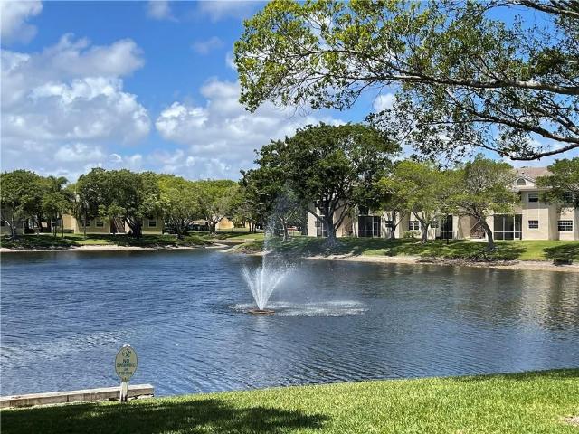Luxury apartment complex for rent in Deerfield Beach, Florida