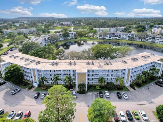 Luxury apartment complex for rent in Deerfield Beach, Florida