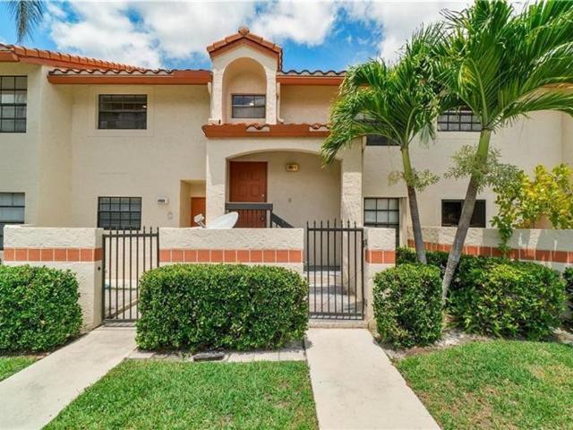 Luxury apartment complex for rent in Deerfield Beach, Florida