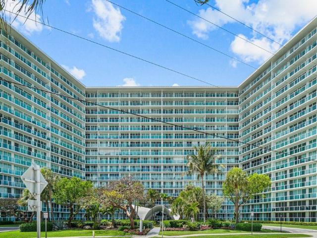 Luxury apartment complex for rent in Deerfield Beach, Florida