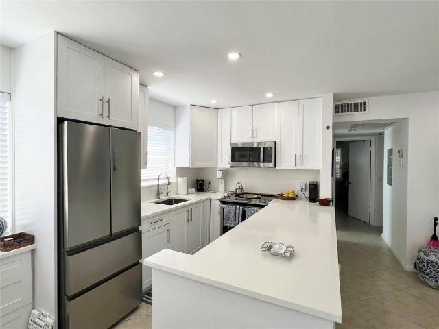 Luxury apartment complex for rent in Deerfield Beach, United States