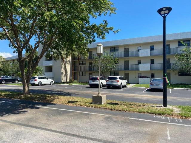 Luxury apartment complex for rent in Deerfield Beach, United States