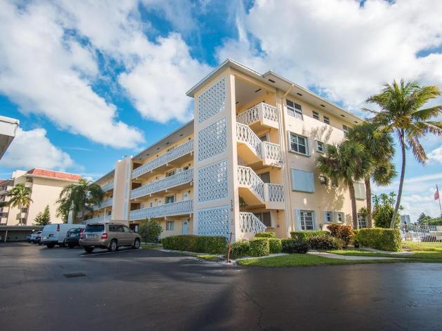 Luxury apartment complex for rent in Deerfield Beach, United States