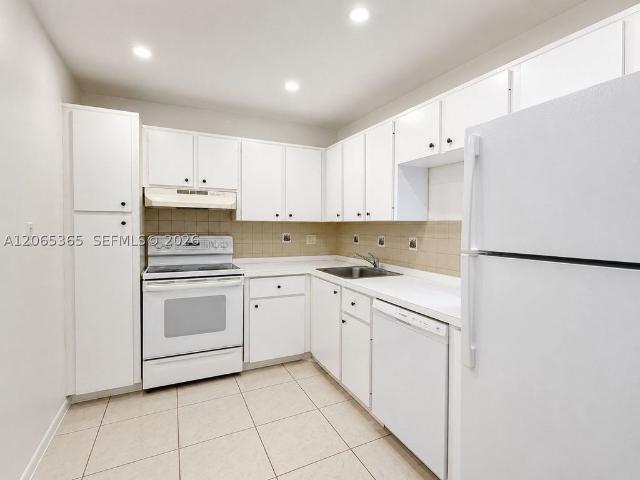 Luxury apartment complex for rent in Deerfield Beach, United States