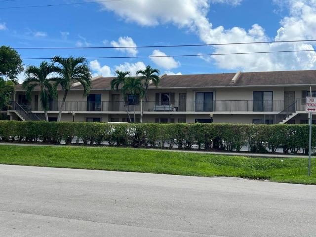 Luxury apartment complex for rent in Deerfield Beach, United States