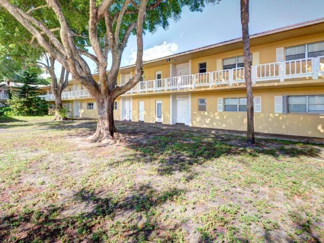 Luxury apartment complex for rent in Deerfield Beach, United States