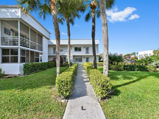 Luxury apartment complex for rent in Delray Beach, Florida