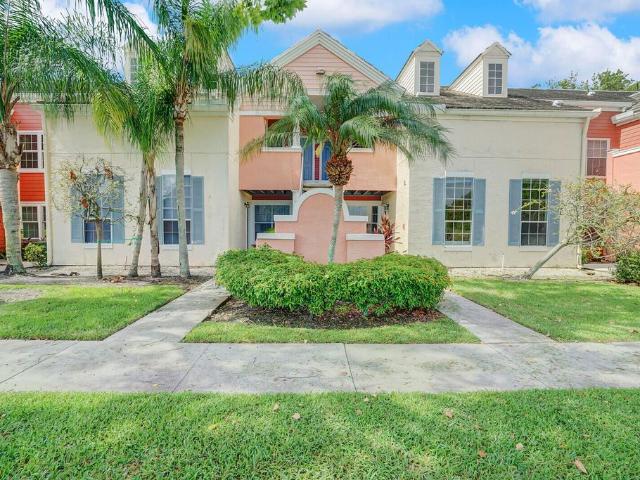 Luxury apartment complex for rent in Delray Beach, Florida