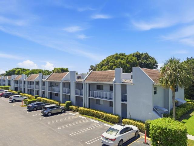 Luxury apartment complex for rent in Delray Beach, Florida