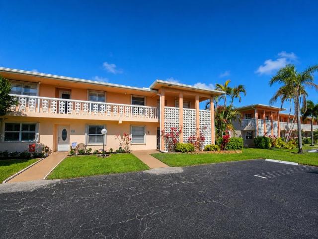 Luxury apartment complex for rent in Delray Beach, Florida