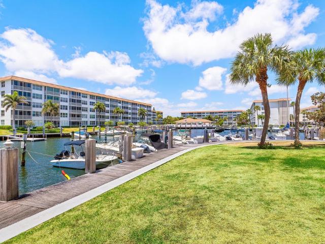 Luxury apartment complex for rent in Delray Beach, Florida