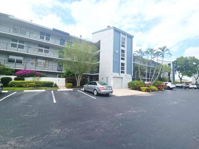 Luxury apartment complex for rent in Delray Beach, Florida