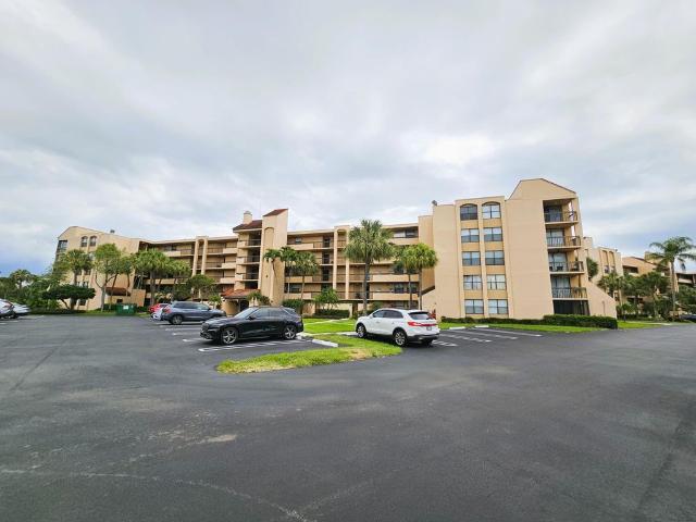 Luxury apartment complex for rent in Delray Beach, United States