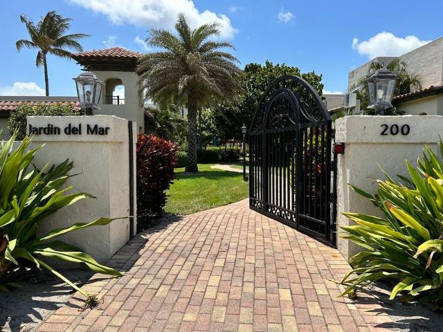 Luxury apartment complex for rent in Delray Beach, United States