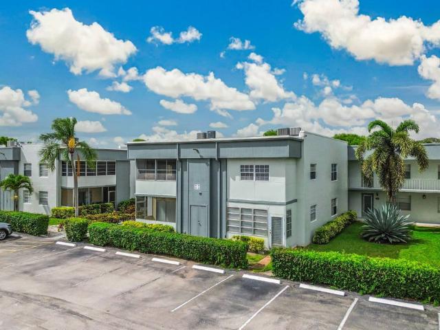 Luxury apartment complex for rent in Delray Beach, United States