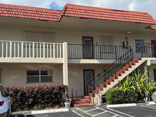 Luxury apartment complex for rent in Delray Beach, United States