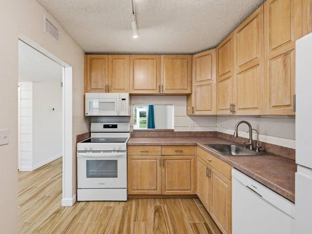 Luxury apartment complex for rent in Delray Beach, United States