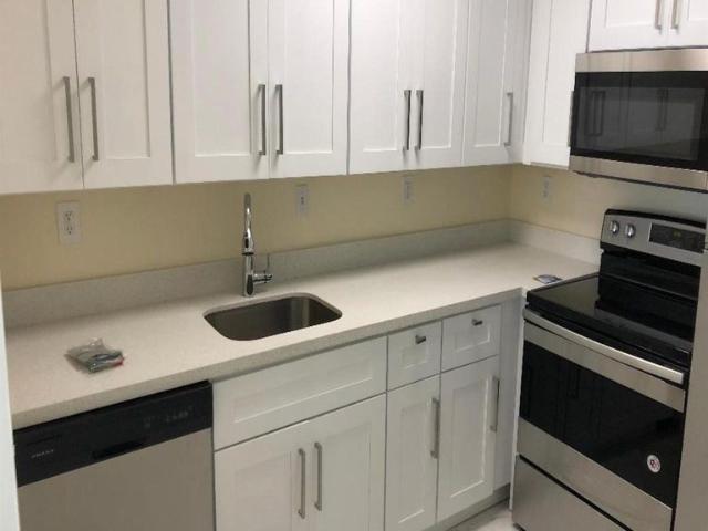 Luxury apartment complex for rent in Estates of Fort Lauderdale historical, Florida