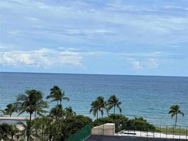 Luxury apartment complex for rent in Lauderdale by the sea, United States