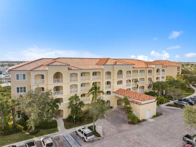 Luxury apartment complex for rent in Fort Pierce, Florida