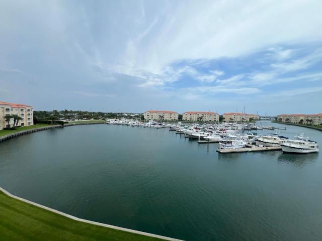 Luxury apartment complex for rent in Fort Pierce, Florida
