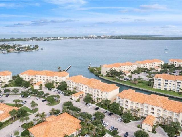 Luxury apartment complex for rent in Fort Pierce, United States