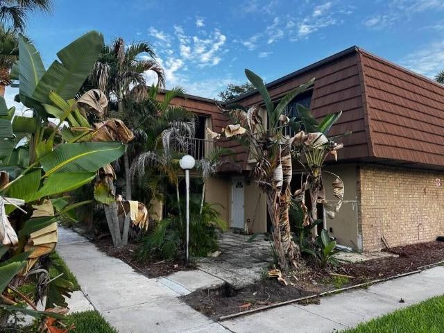 Luxury apartment complex for rent in Fort Pierce, United States