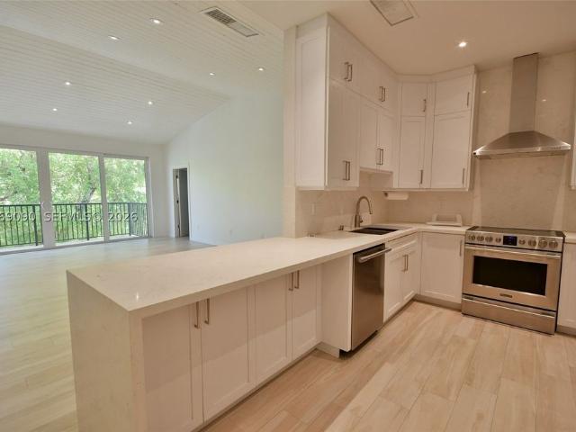 Luxury apartment complex for rent in Key Biscayne, Florida