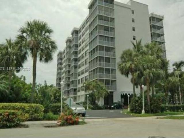 Luxury apartment complex for rent in Key Biscayne, United States