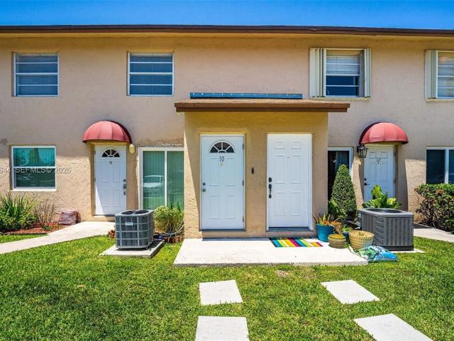 Luxury apartment complex for rent in Kendall West, United States