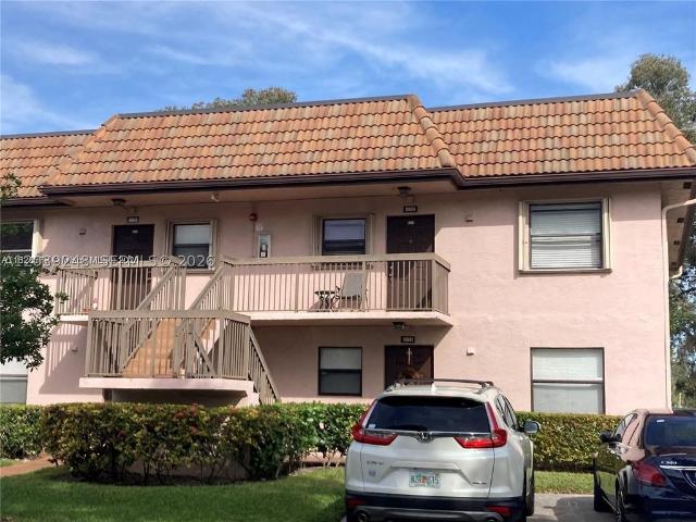 Luxury apartment complex for rent in Hollywood Beach Gardens, Florida