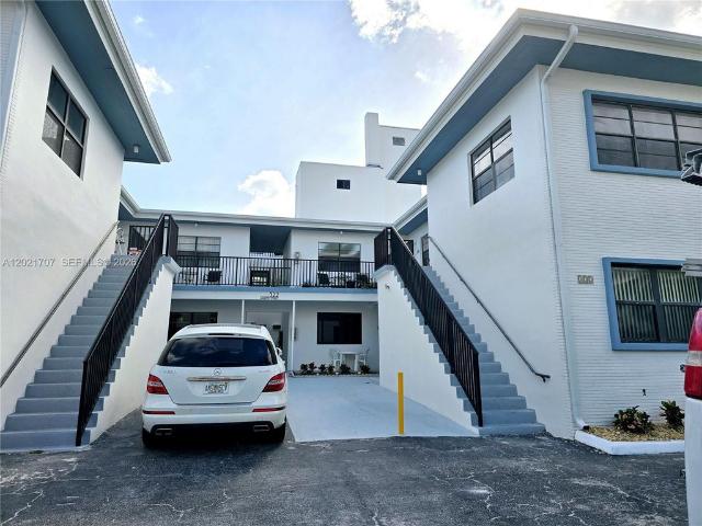 Luxury apartment complex for rent in Hollywood, Florida