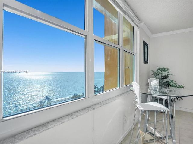 Luxury apartment complex for rent in Hollywood, Florida