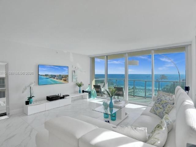 Luxury apartment complex for rent in Hollywood, Florida