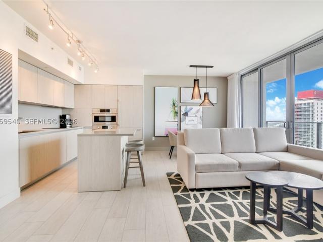 Luxury apartment complex for rent in Hollywood, Florida