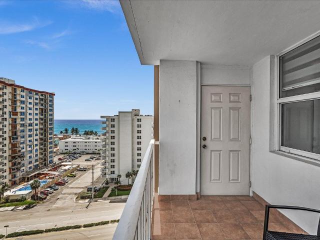 Luxury apartment complex for rent in Hollywood, Florida
