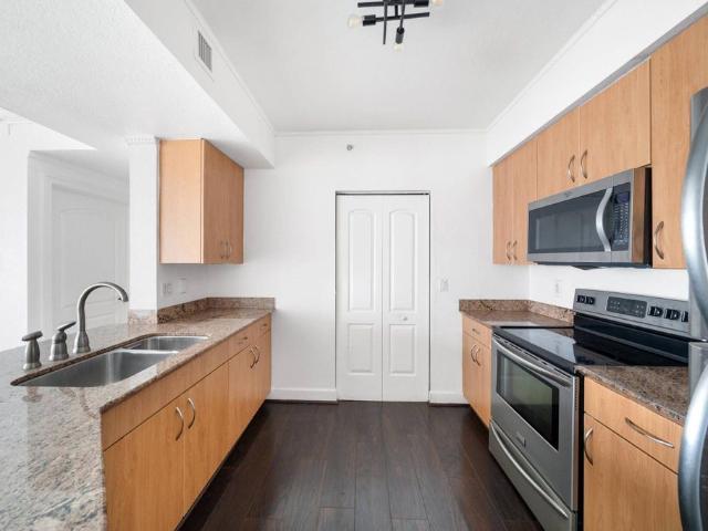 Luxury apartment complex for rent in Hollywood, Florida