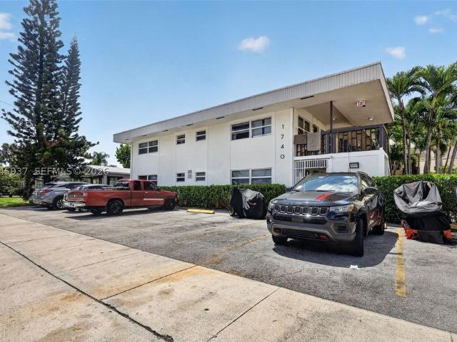 Luxury apartment complex for rent in Hollywood, Florida