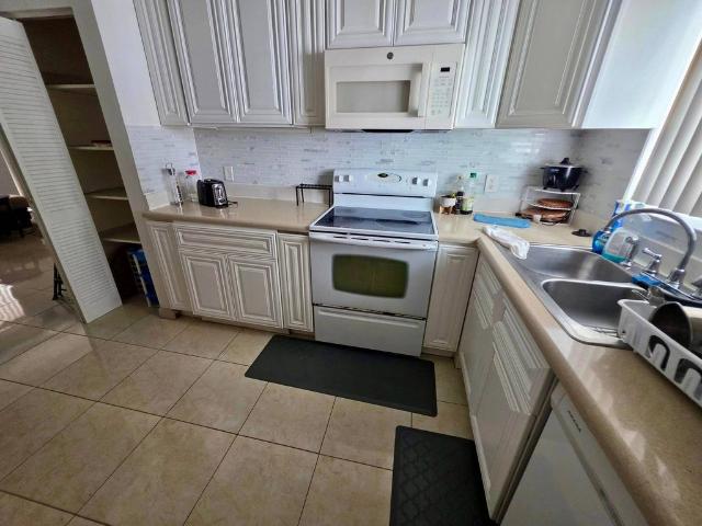 Luxury apartment complex for rent in Hollywood, Florida