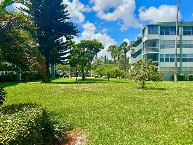 Luxury apartment complex for rent in Hollywood, Florida
