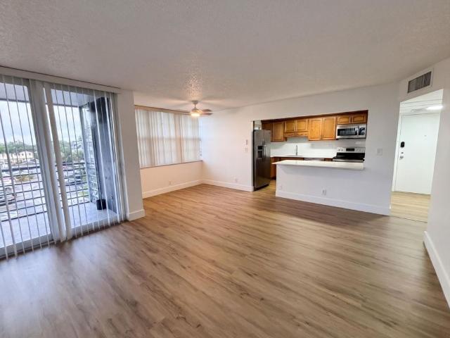 Luxury apartment complex for rent in Hollywood, Florida