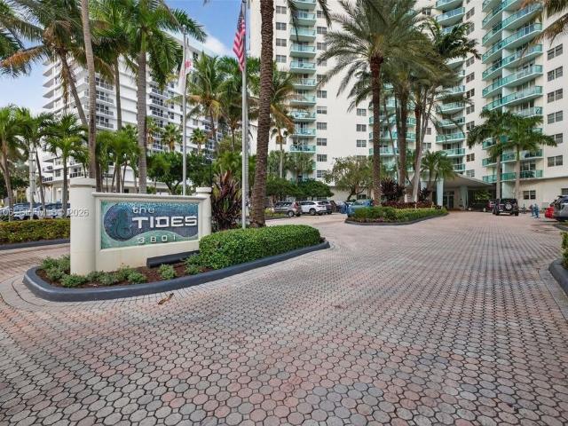 Luxury apartment complex for rent in Hollywood, Florida